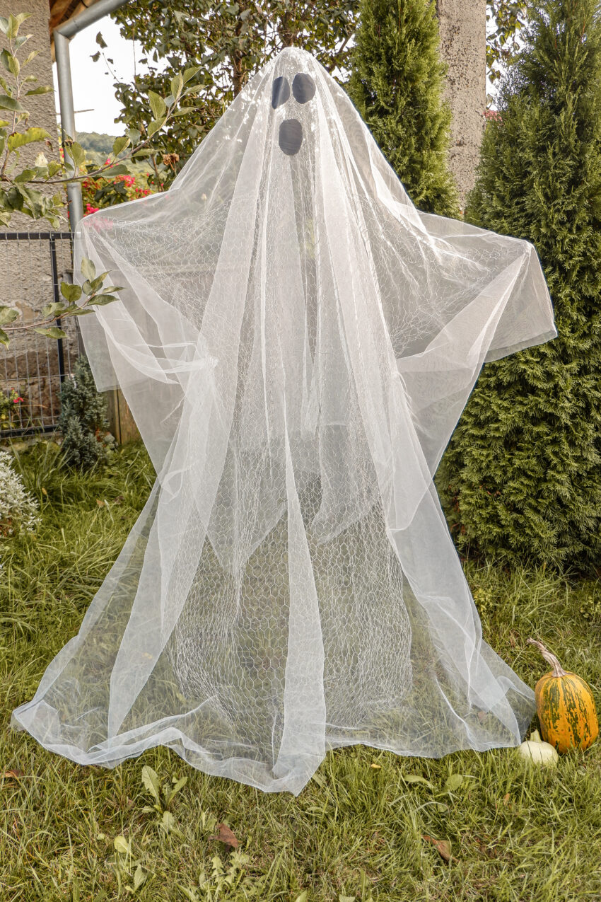 How to Make Chicken Wire Ghost Figures (Easy Steps) | Wire Fence