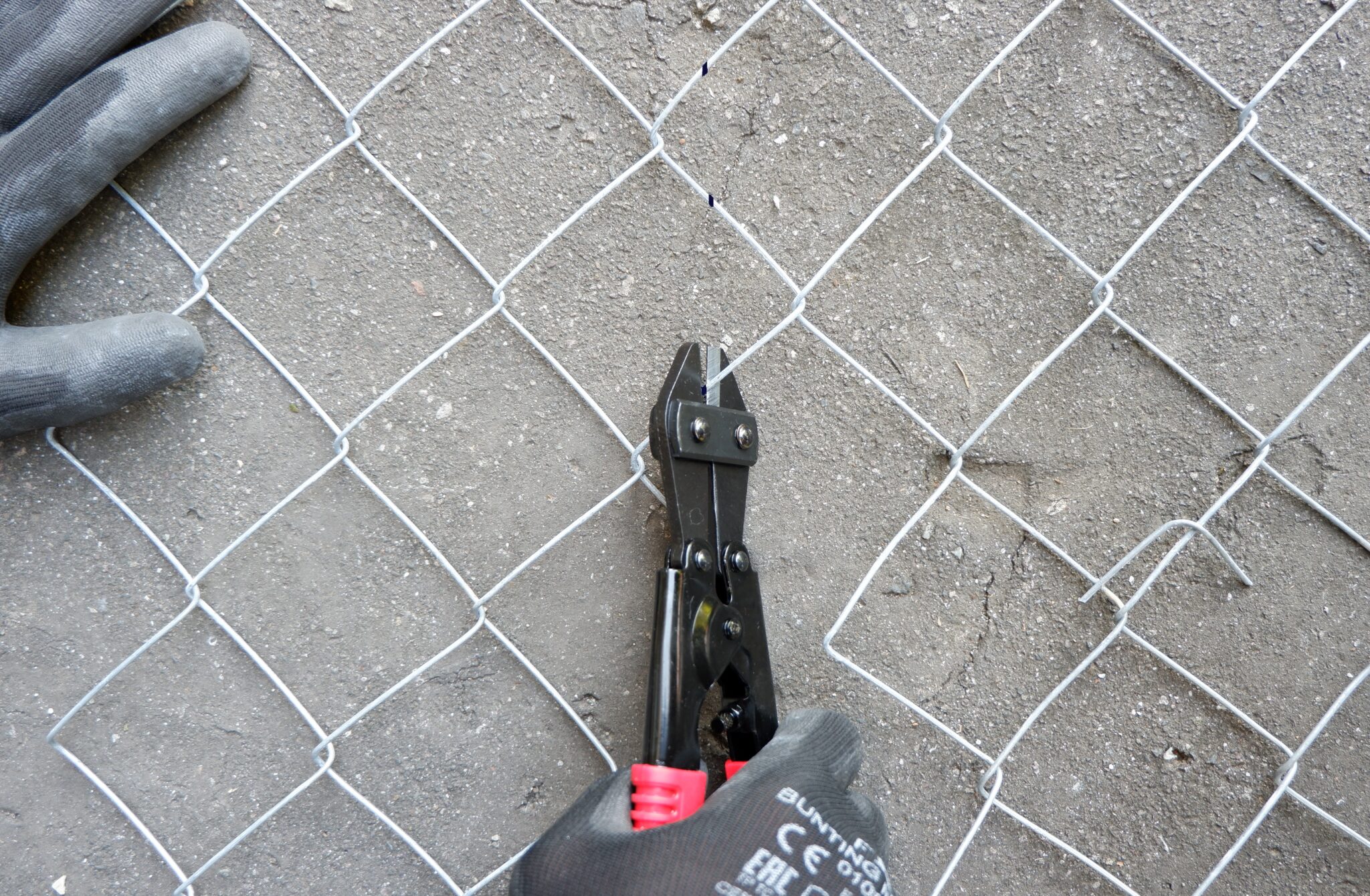 How to Cut a Chain Link Fence (WITH IMAGES) | Wire Fence