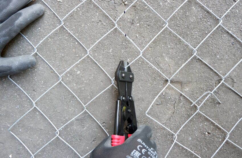 How to Cut a Chain Link Fence (WITH IMAGES) | Wire Fence