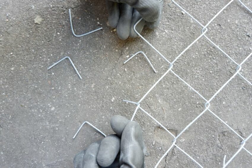 How to Cut a Chain Link Fence (WITH IMAGES) | Wire Fence