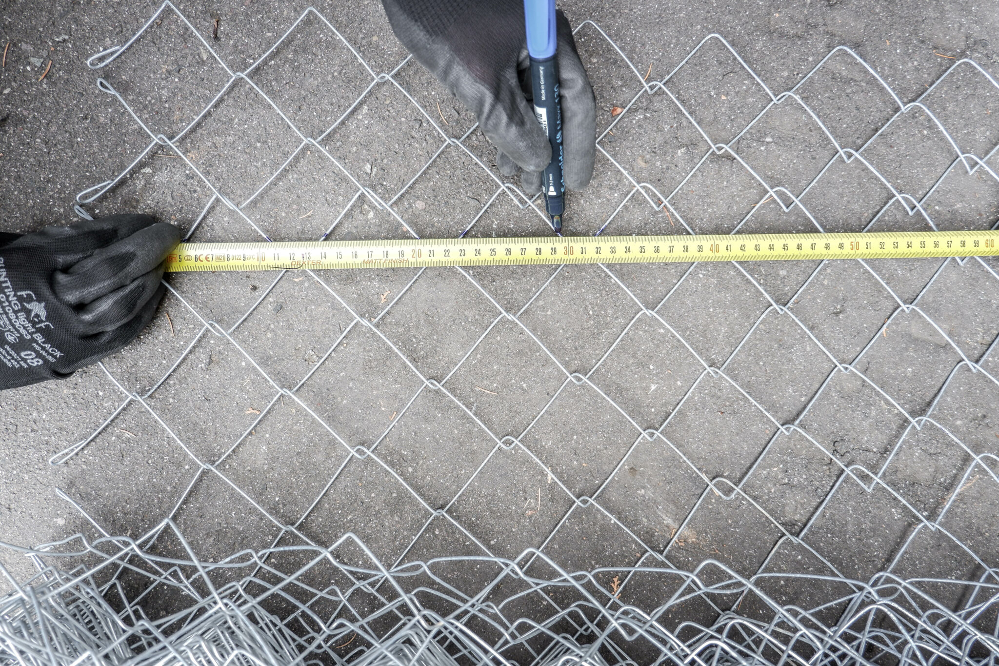 How to Cut a Chain Link Fence (WITH IMAGES) | Wire Fence