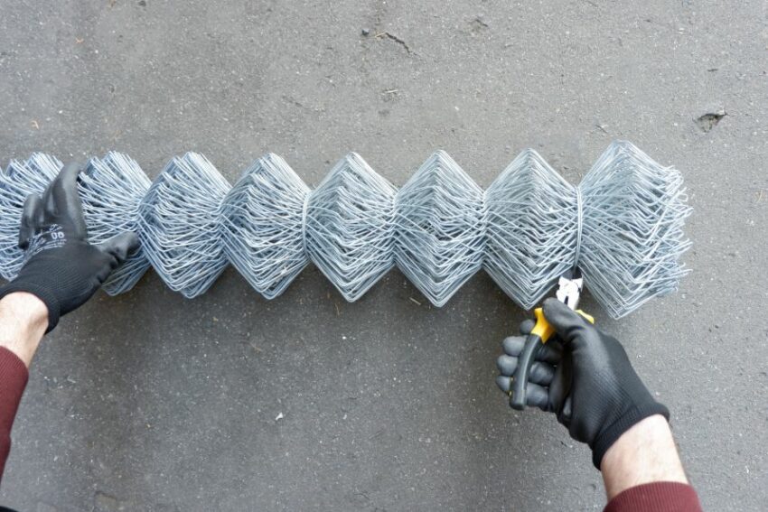 How to Unroll Chain Link Fence (WITH IMAGES) | Wire Fence
