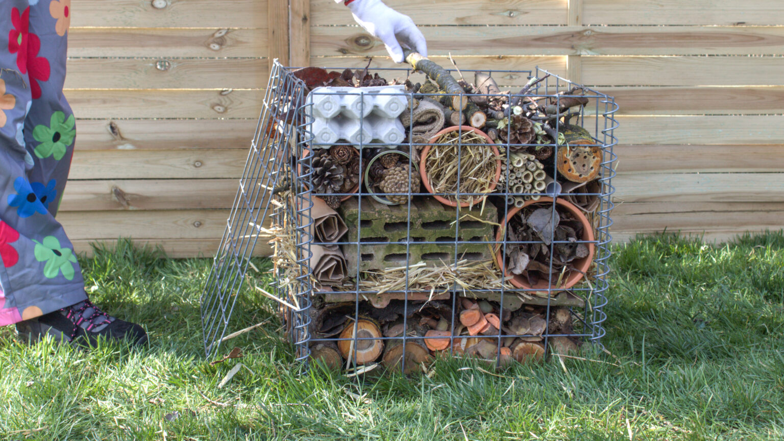 How to Make a Bug Hotel (With Video) | Wire Fence