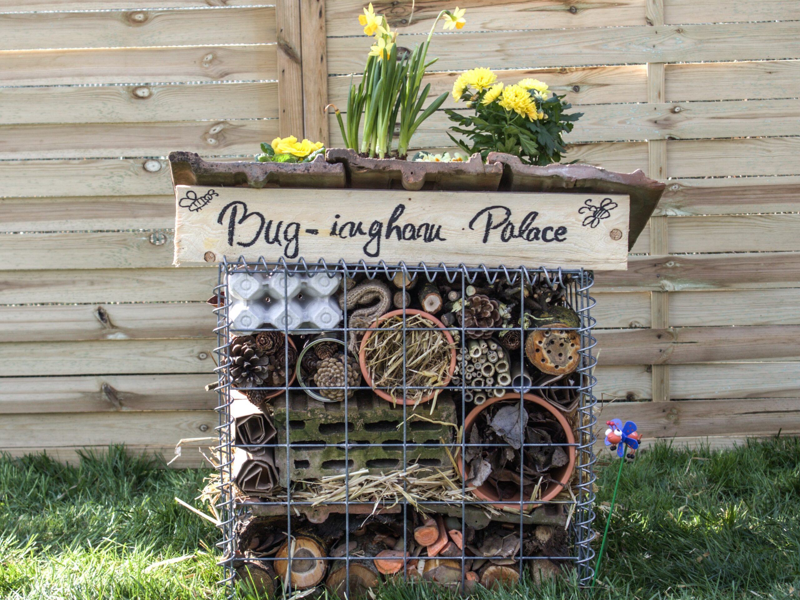 How to Make a Bug Hotel (With Video) | Wire Fence