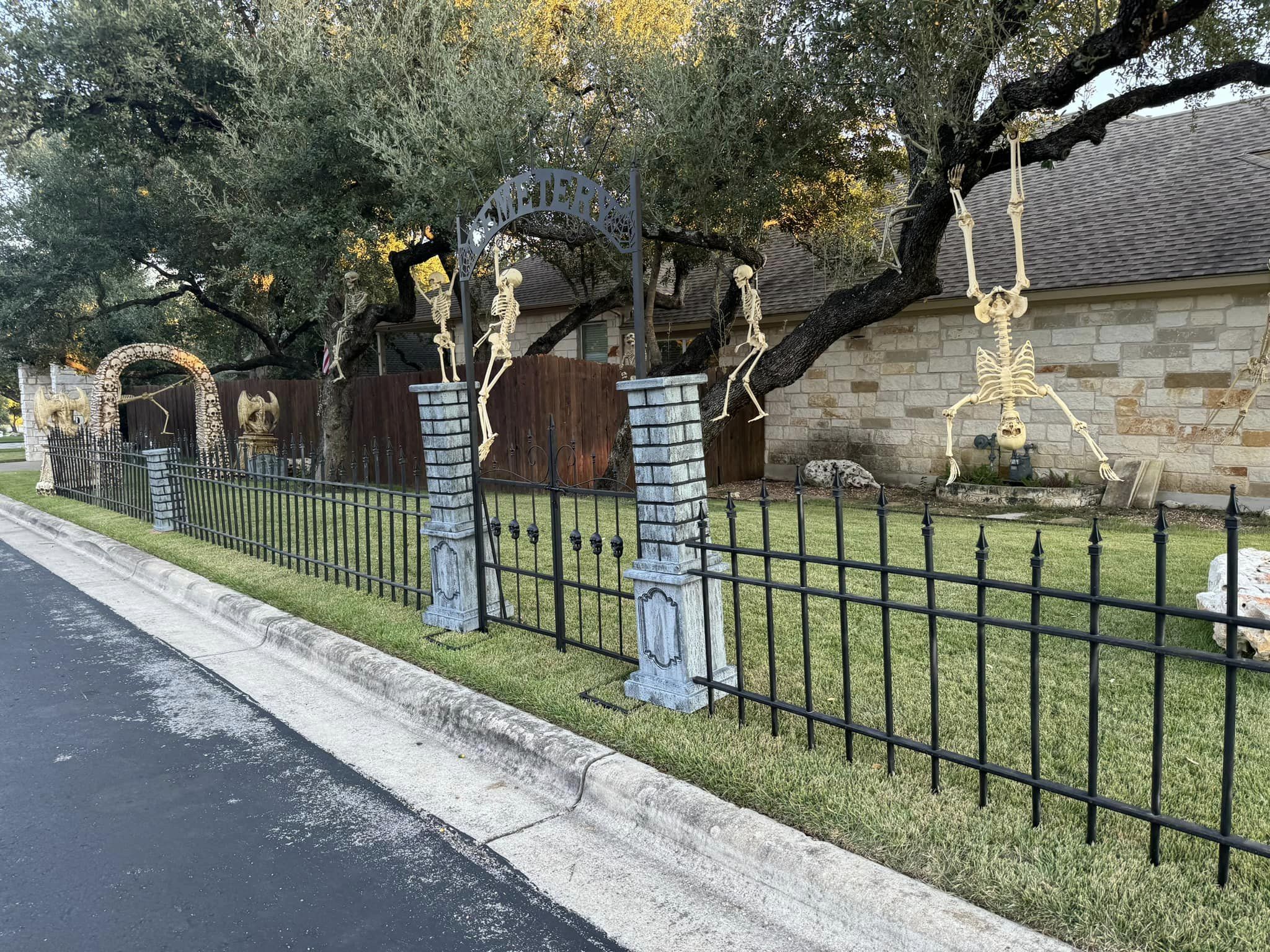 50+ Halloween Fence Ideas (WITH IMAGES) | Wire Fence