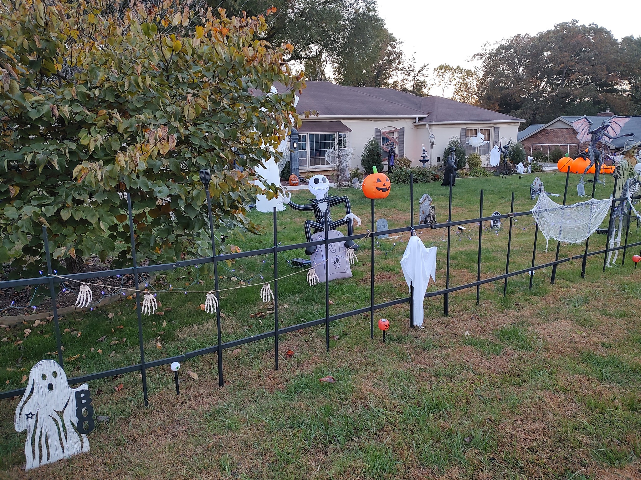 50+ Halloween Fence Ideas (WITH IMAGES) | Wire Fence