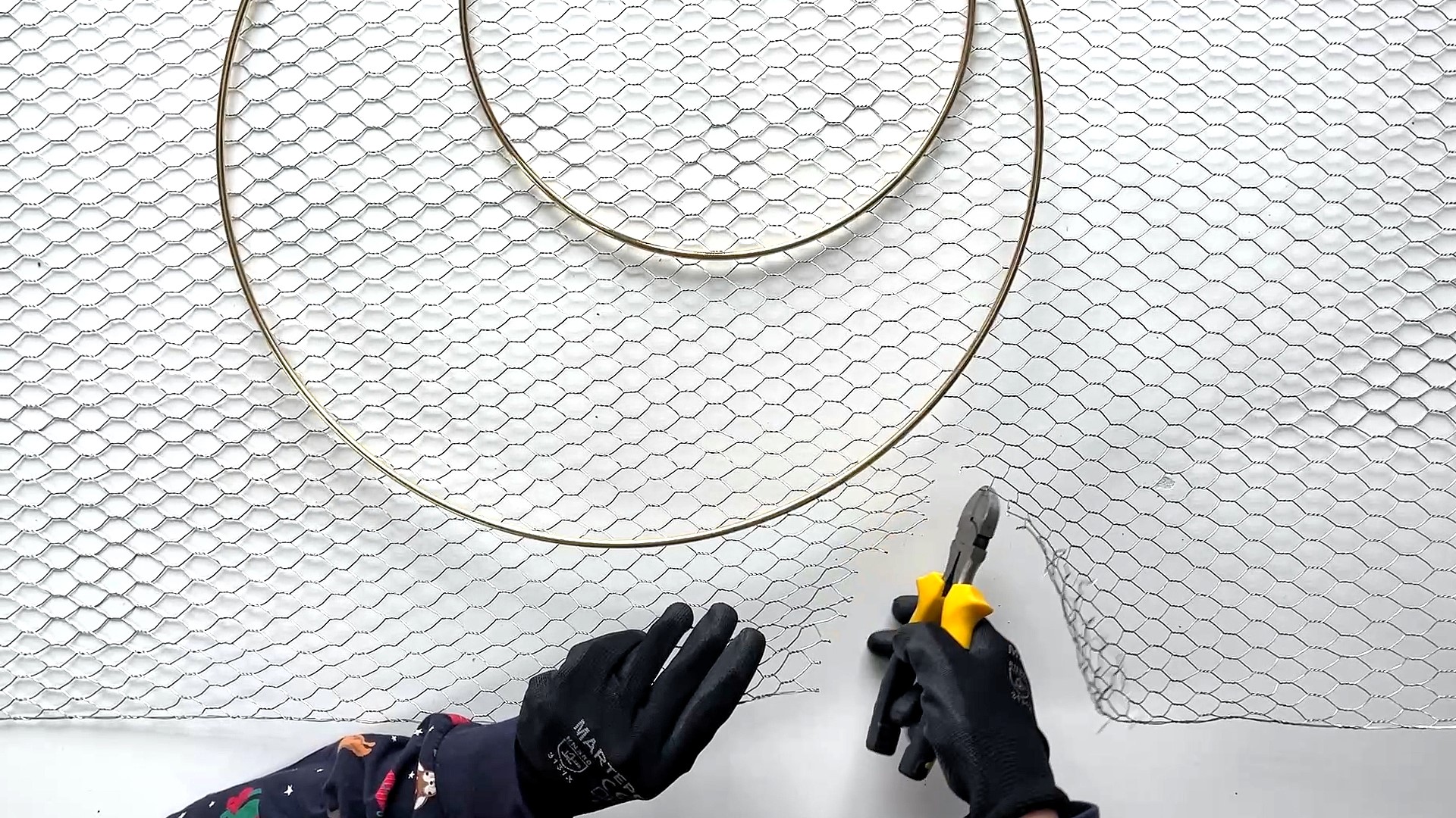 How to Make a Christmas Wreath (WITH VIDEO) | Wire Fence