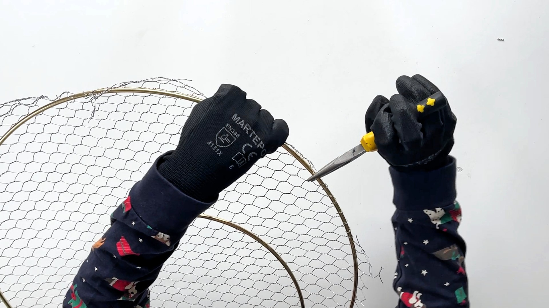 How to Make a Christmas Wreath (WITH VIDEO) | Wire Fence